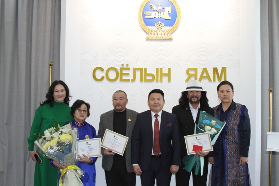 Д Нацагдоржийн нэрэмжит шагналыг доктор профессор С Хөвсгөл яруу